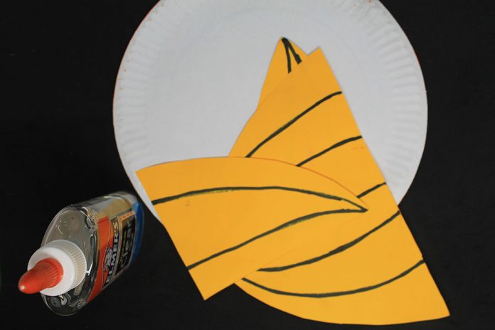 Paper Plate Fish To Make Easily at Home - diy-magazine.com