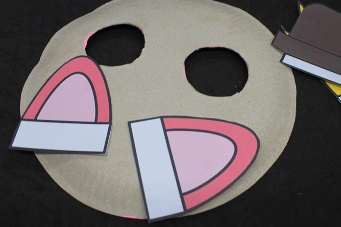 DIY Paper Plate Pig Mask with free Printable - diy-magazine.com