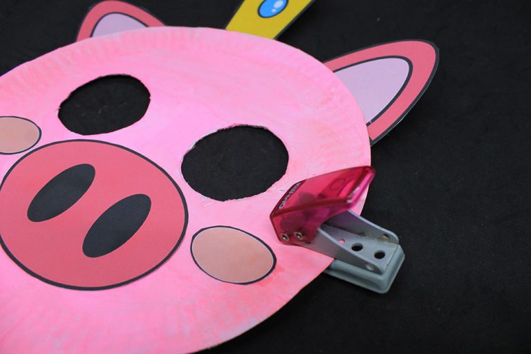 DIY Paper Plate Pig Mask with free Printable - diy-magazine.com