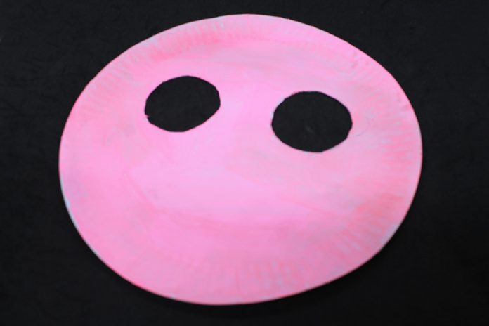 DIY Paper Plate Pig Mask with free Printable - diy-magazine.com