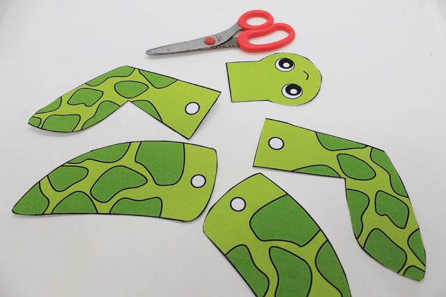 Cool Paper Plate Turtle Puppet - diy-magazine.com