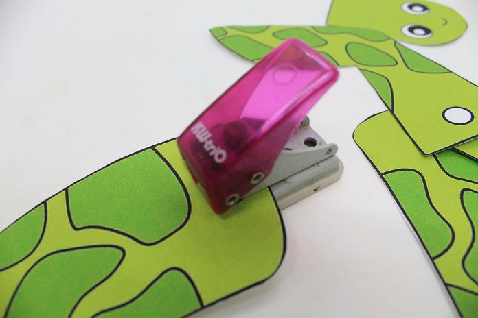 Cool Paper Plate Turtle Puppet - diy-magazine.com