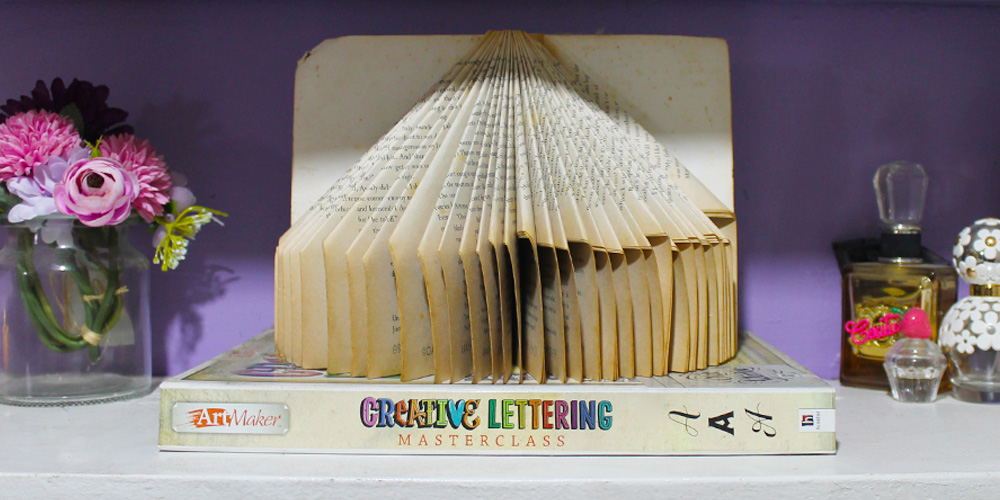 Cool Way to Decorate A Bookshelf Using Old Books | Recycling Crafts